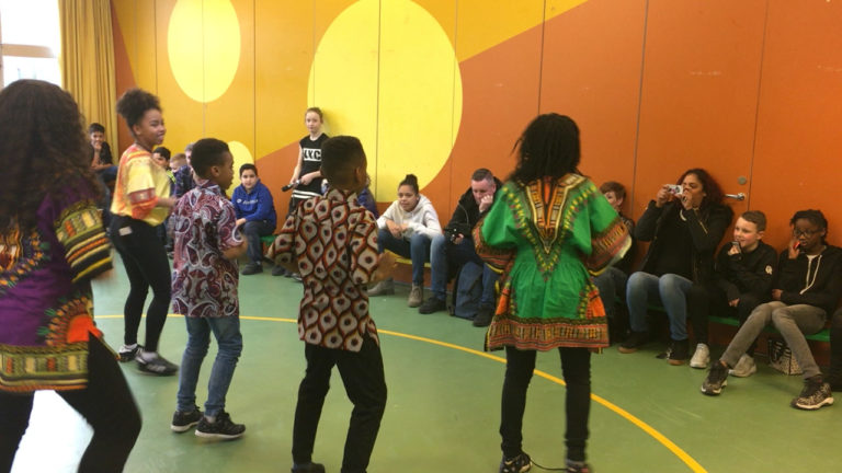 STEM UIT DE WIJK - Kinderen basisschool dansen en rappen voor goed doel ...