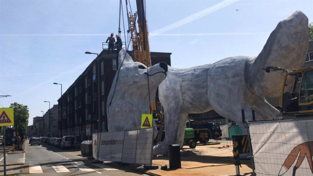 25 meter hoge vos geplaatst op de Schiedamseweg - OPEN Rotterdam