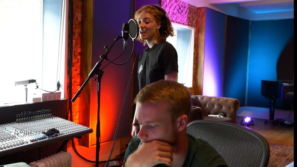 Chicks on Screen: de chicks duiken de studio in met zangeres Froukje ...