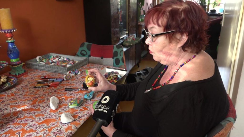 Inge verspreidt opgevrolijkte stenen door de stad: "Steentjes voor een ...