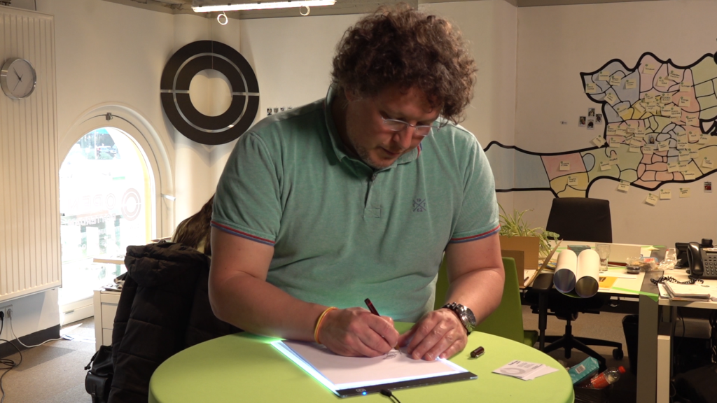 Overschiese kunstenaar Roelant tekent bekende Rotterdamse gebouwen met ...