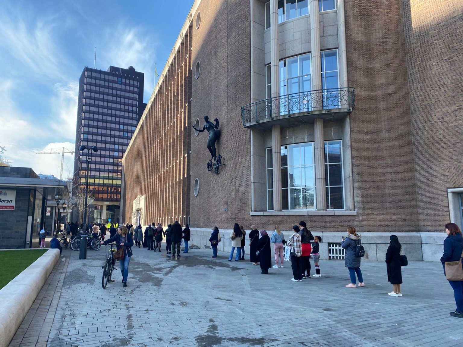 Drukte bij net geopende Primark; wachtrij tot aan de Koopgoot - OPEN ...