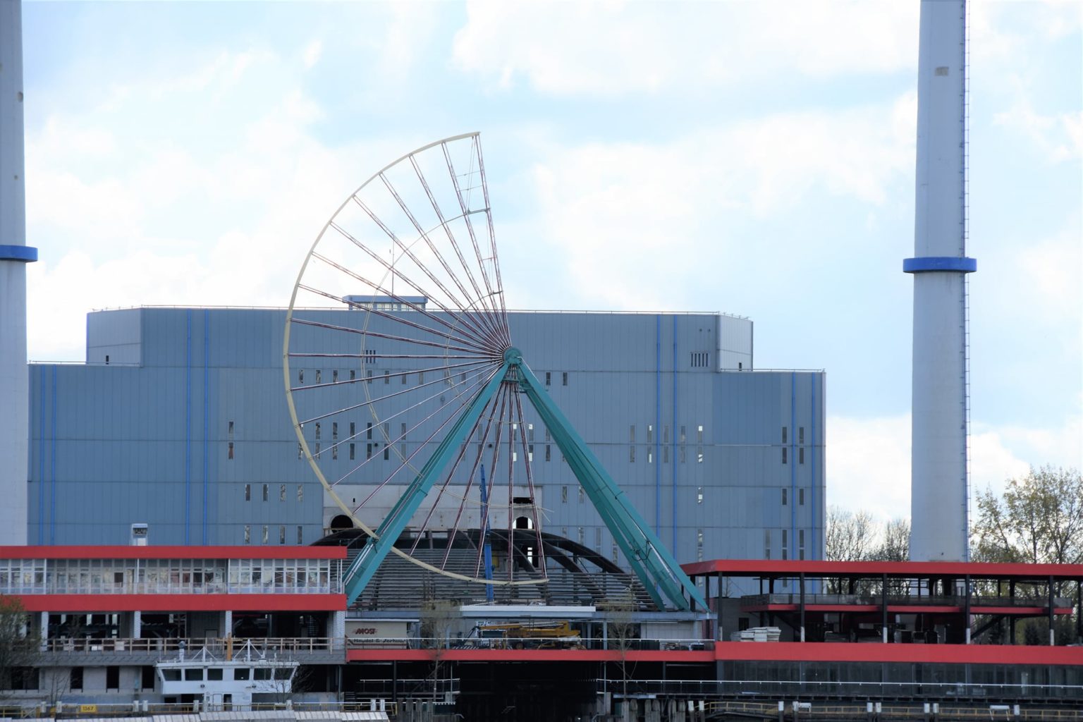 Reuzenrad in aanbouw bewijst: idee van attractiepark in de stad is nog ...