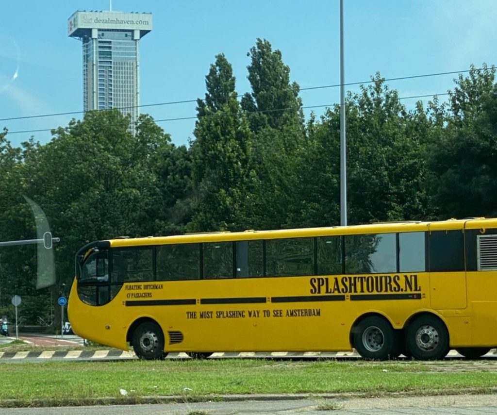 'Verdwaalde' Amsterdamse Splashtour-bus vaart en rijdt door Rotterdam ...