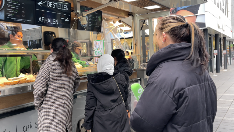 Loempia scoren bij Mama Hong op de Lijnbaan is populair: dagelijks ...