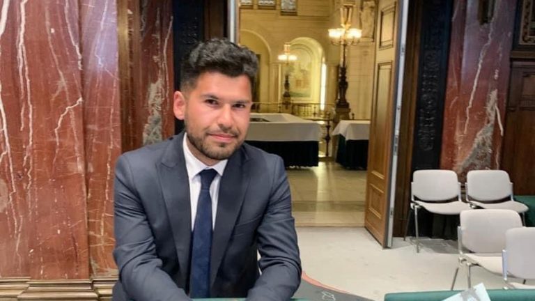 Rondkomen van 2,85 euro per dag: raadslid Enes Yigit leeft week onder ...