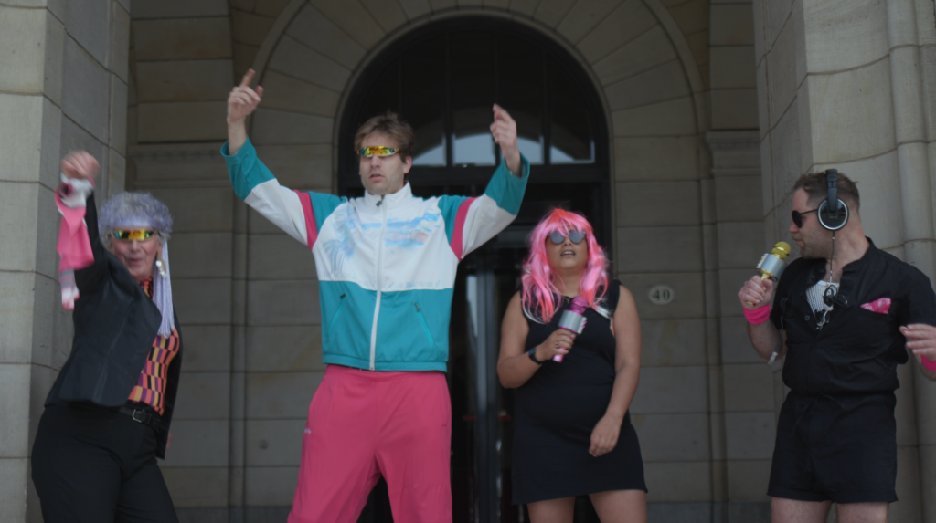 Dansende Ellen Verkoelen en Vincent Karremans in ROPOPO-videoclip ...