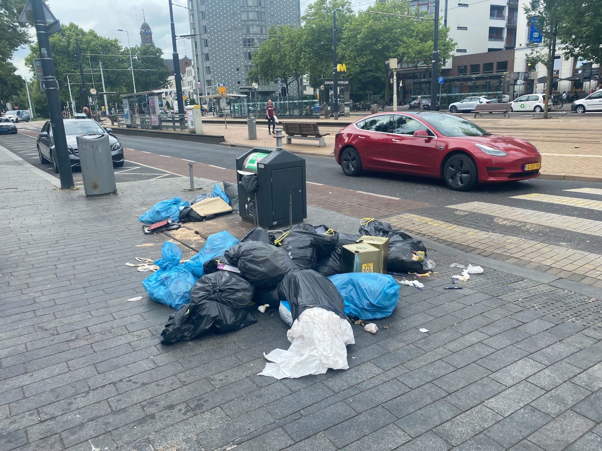Entree Oude Binnenweg regelmatig bedolven onder afval - OPEN Rotterdam