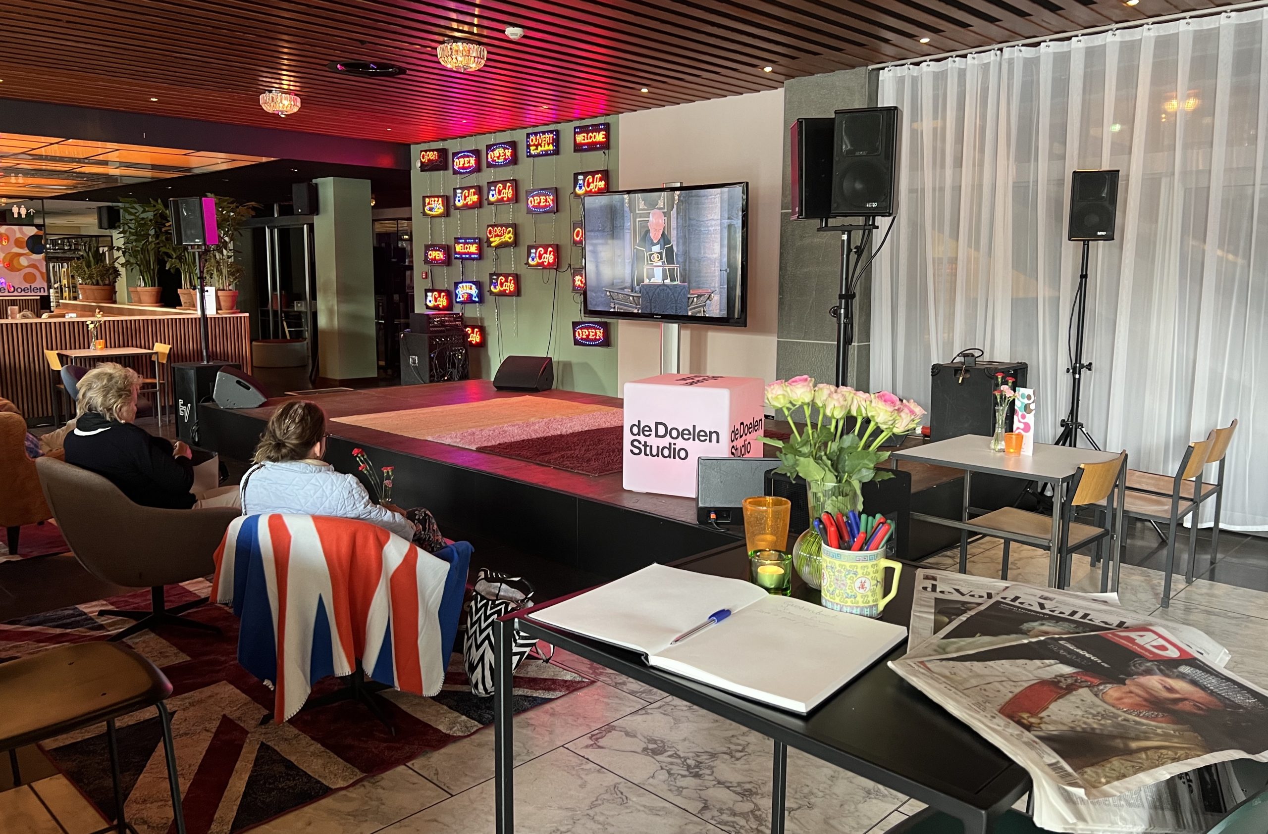 Rotterdammers volgen uitvaart Koningin Elizabeth live in De Doelen ...