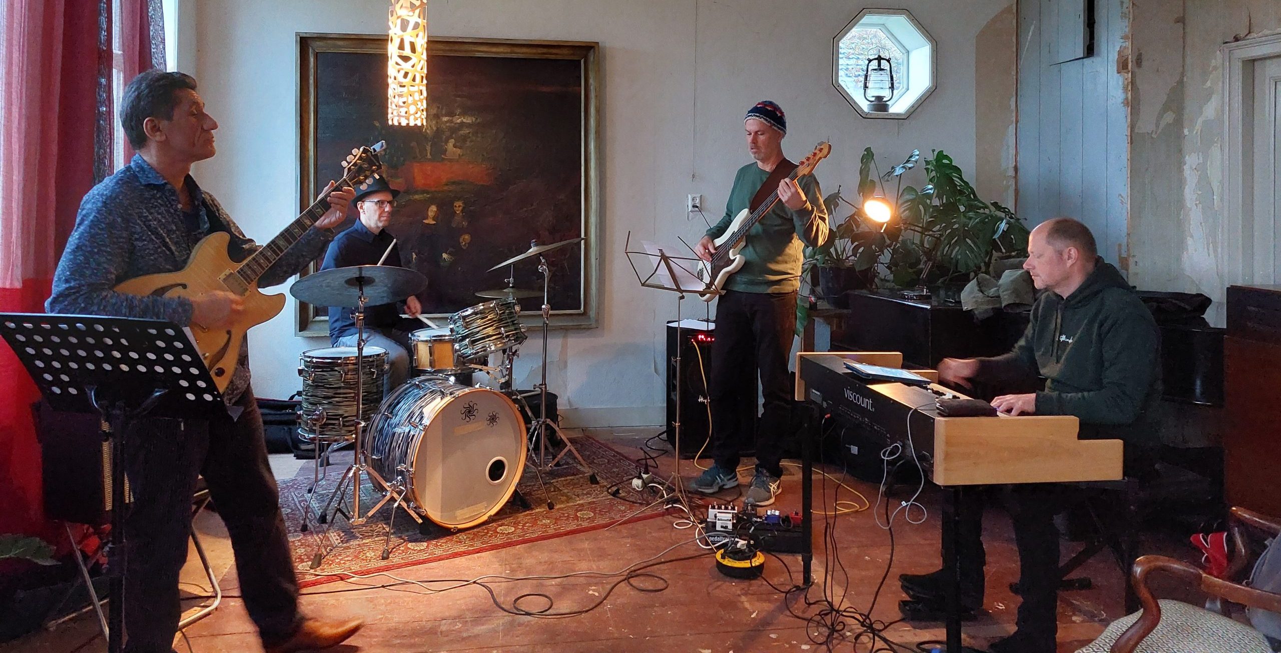 Gitarist Jan Dumée rockt met supergroep op ‘de boerderie’ in Overschie ...