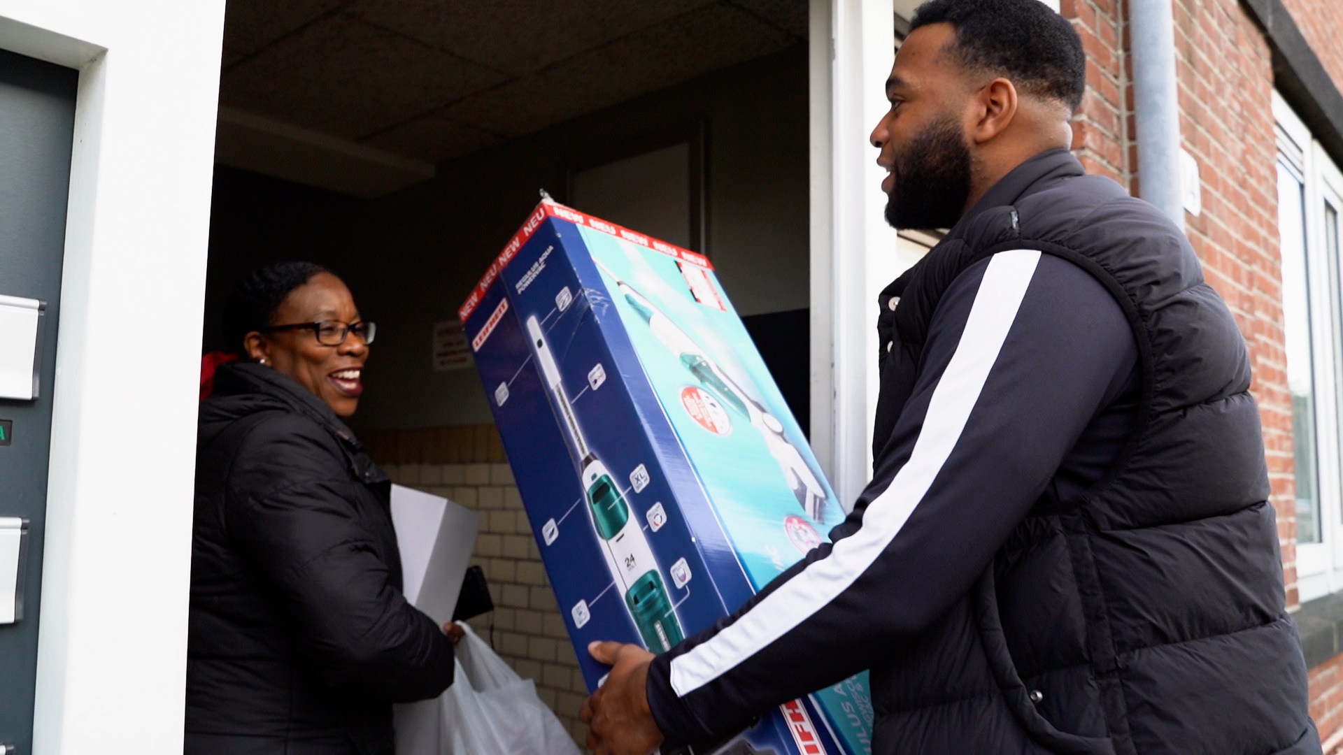 Rapper Angelo King deelt kerstmaaltijden uit aan honderd Rotterdammers ...