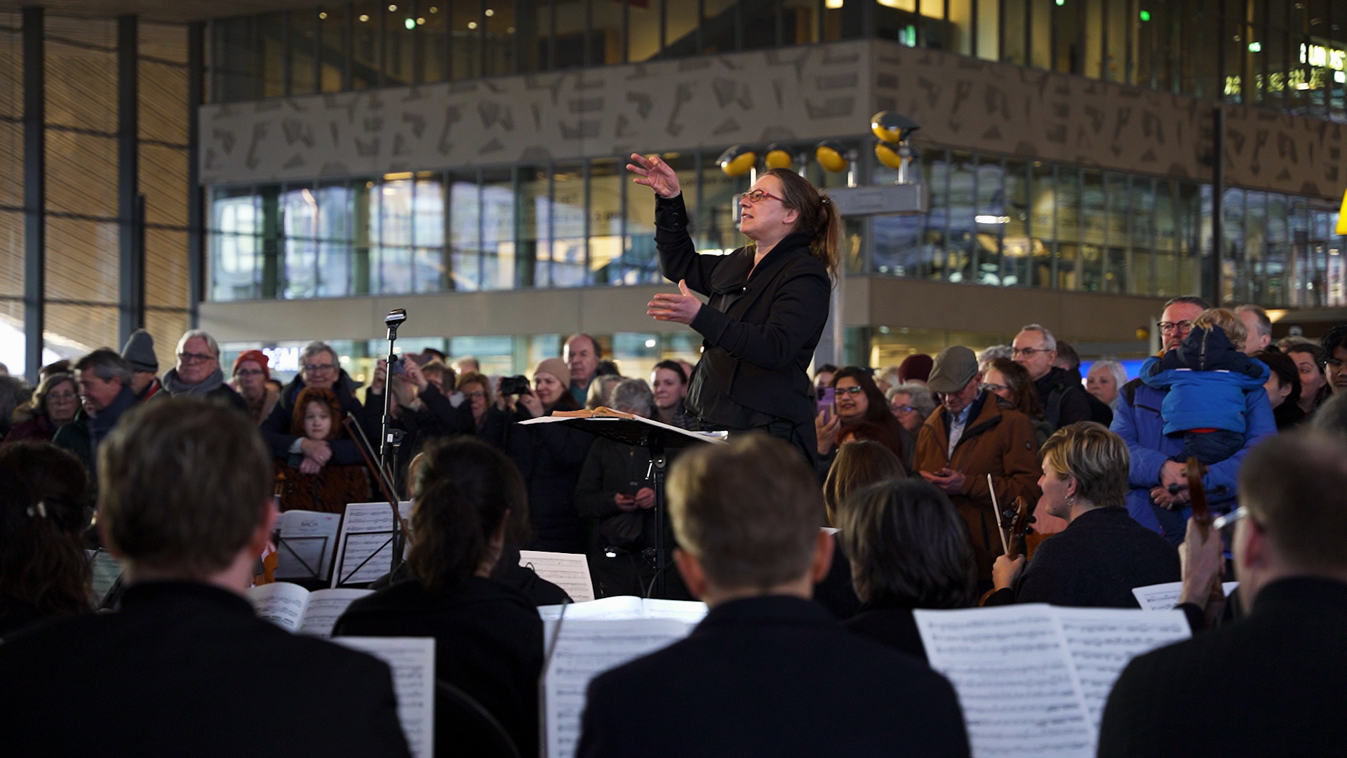 Verrassingsconcert Matthäus Passion van meer dan 100 muzikanten op ...