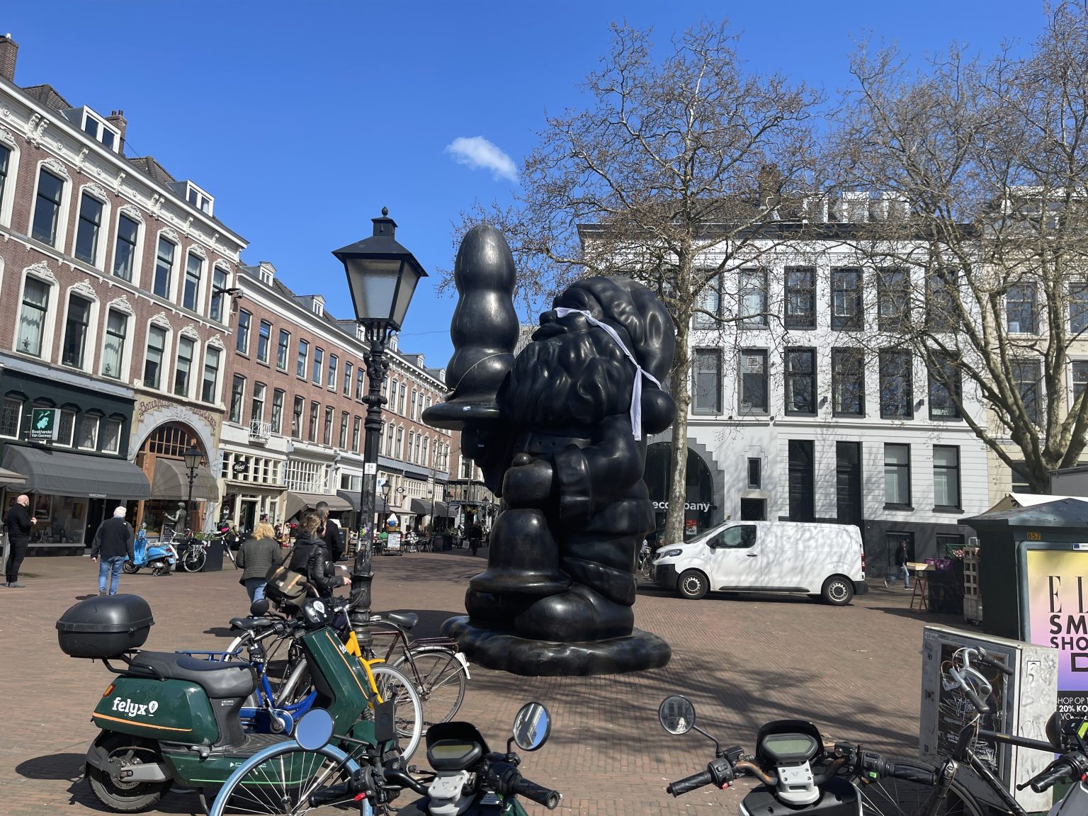 Geblinddoekte Kabouter Buttplug vraagt aandacht voor klimaat - OPEN ...