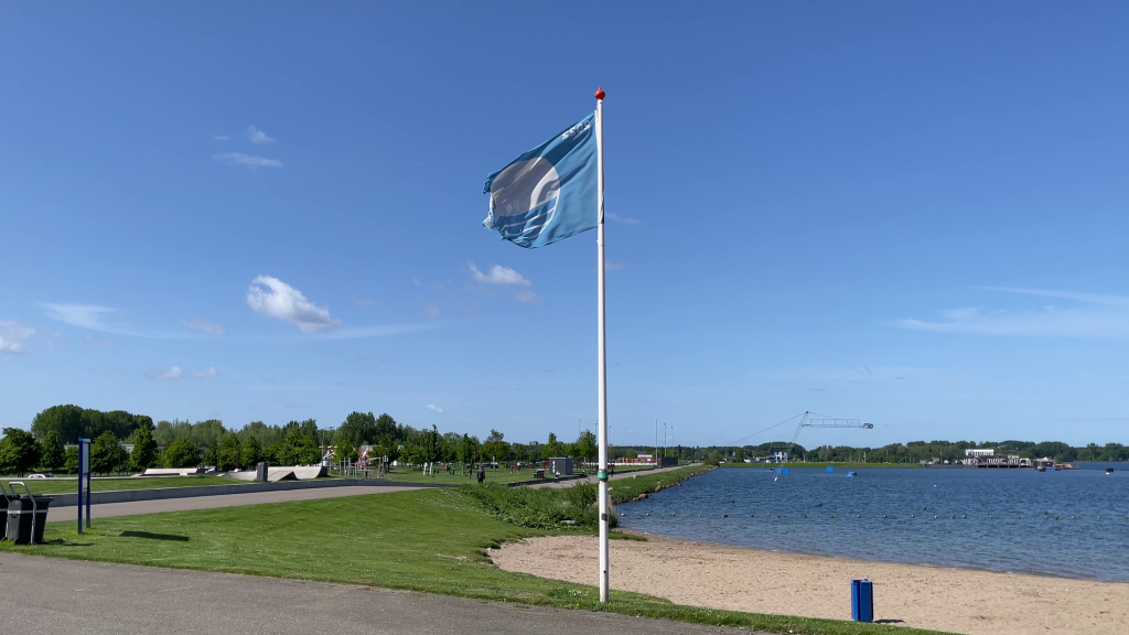 Strand Nesselande opnieuw bekroond met de Blauwe Vlag voor uitmuntende ...