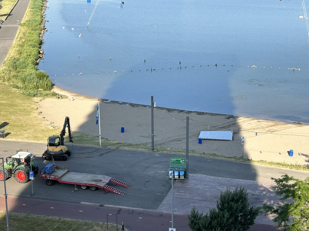 Drijvend vlot bij strand Nesselande verwijderd na zoveelste incident ...