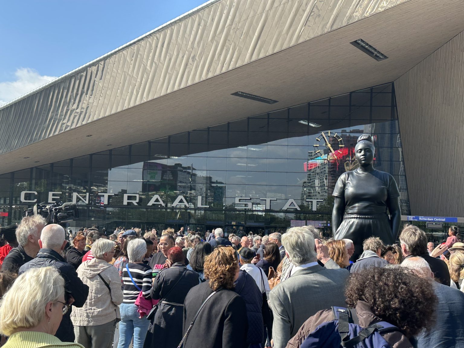 Op feestelijke wijze nieuw standbeeld Centraal Station onthuld - OPEN ...
