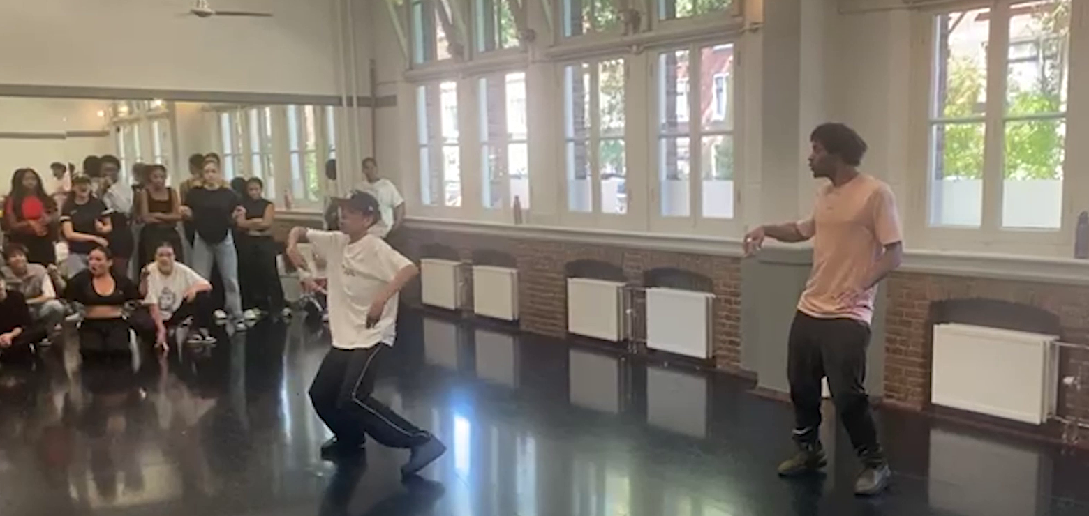 Gianinni Semedo Moreira verrast leerlingen van mavoschool MEX010 in Delfshaven - OPEN Rotterdam