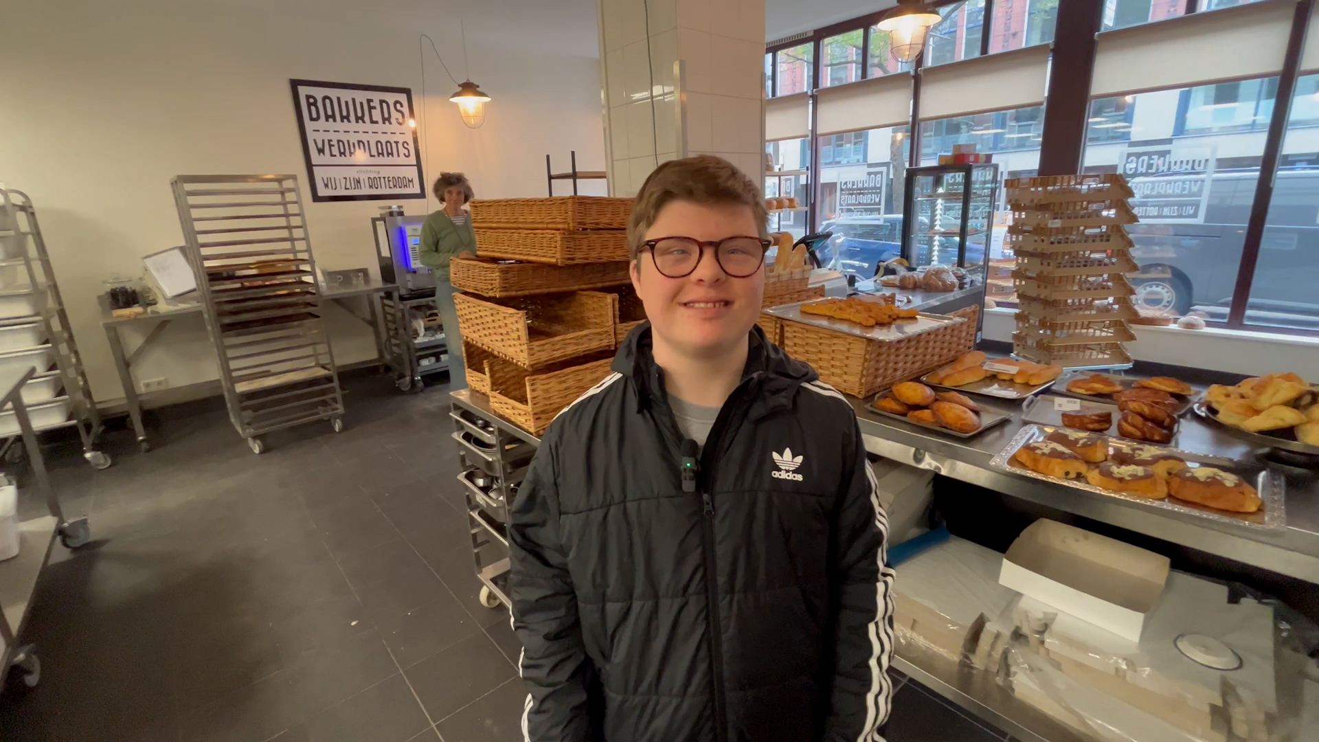 Brood bakken als opstapje naar betaalde baan: vlogger Adriaan op bezoek ...