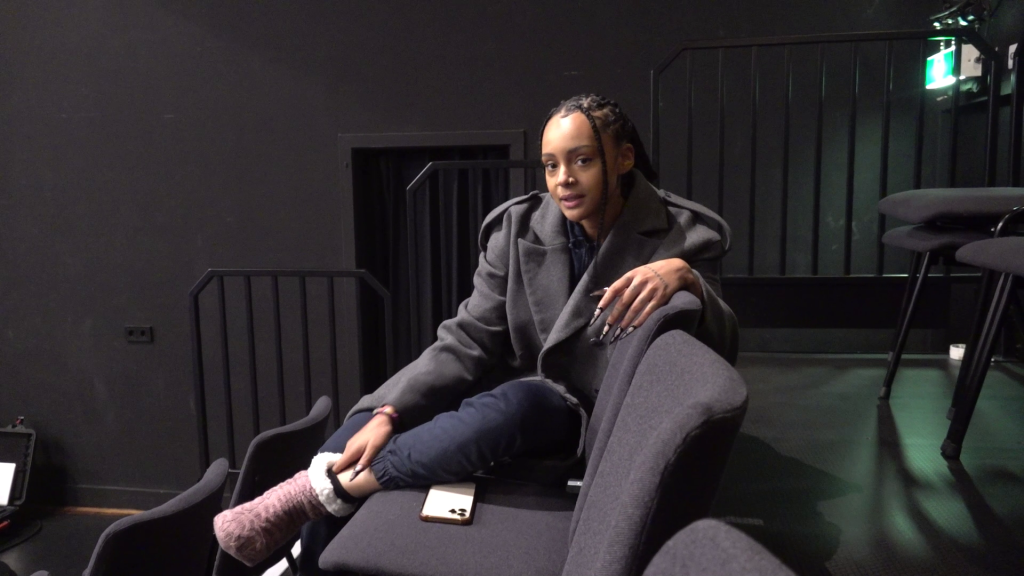 10 jaar OPEN: Zangeres Zoë Livay timmert flink aan de weg met ...