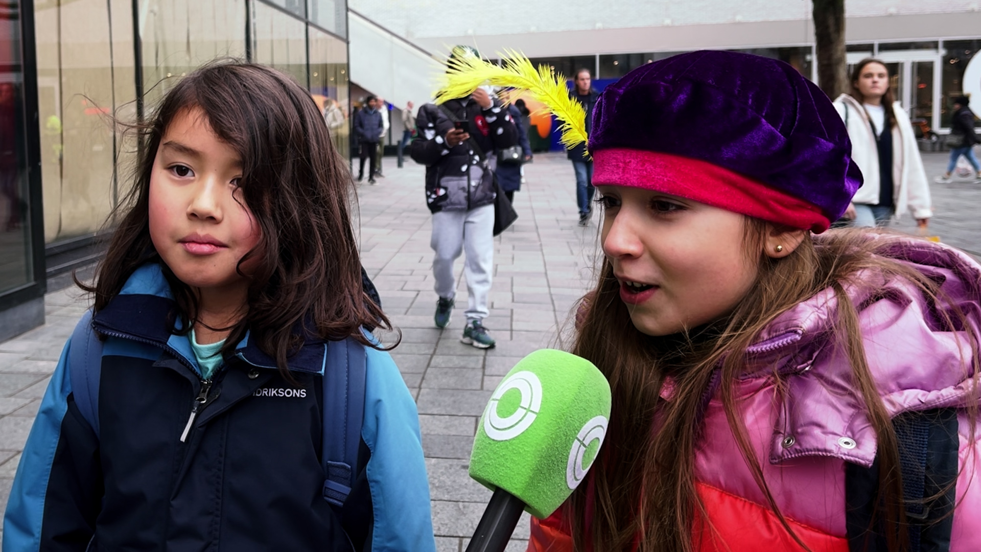 Rotterdammers over het vele telefoon gebruik: ’Ik vind het overdreven ...