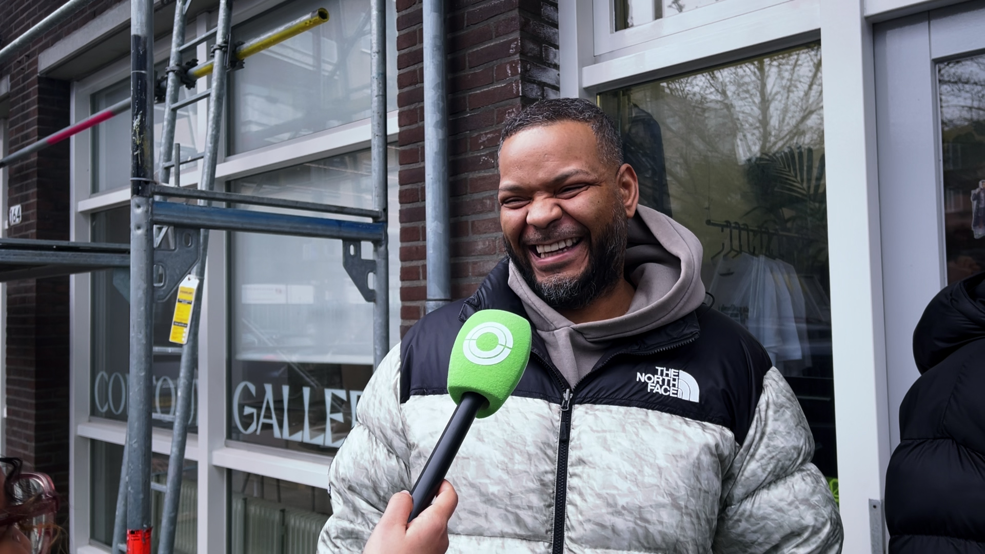 Rapper Hef viert uitverkocht concert Ahoy met pop-upstore vol ...