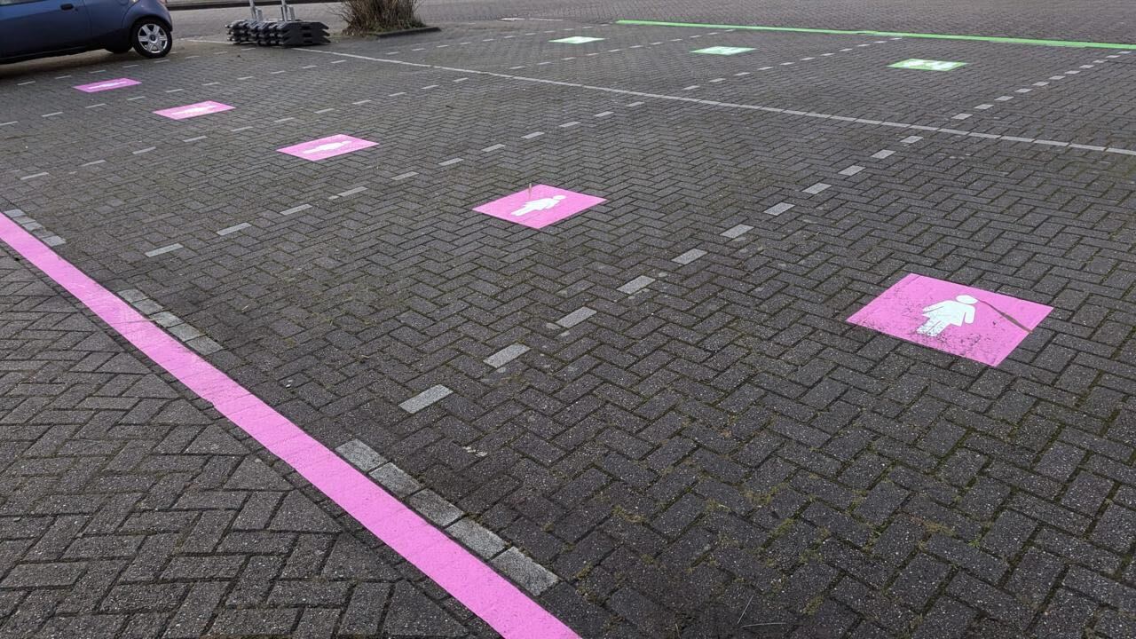 Roze parkeerplaatsen speciaal voor vrouwen: ‘Niet de oplossing voor ...