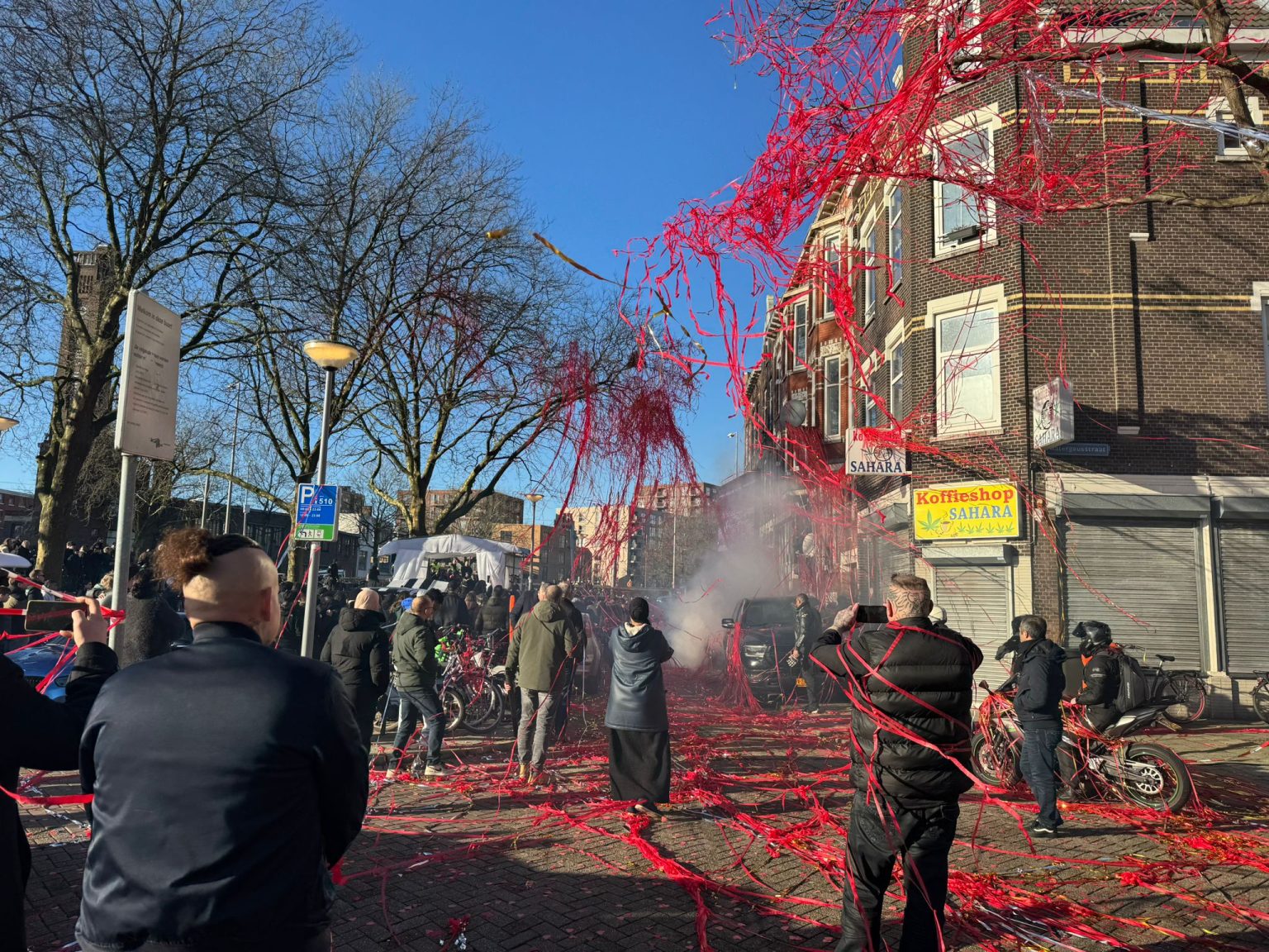 Familie, vrienden en buurtgenoten nemen afscheid van Jack (14) die ...