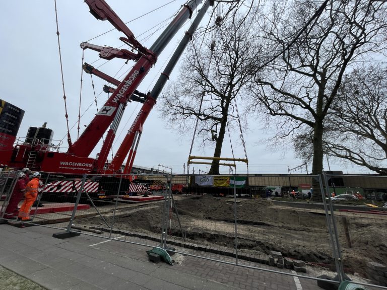 Laatste plataan op Delfsteplein is 20 meter verder verhuisd: bouw ...