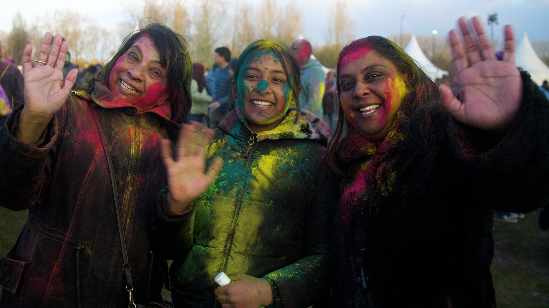 Duizenden feestvierders bezoeken ‘meest waanzinnige Holi-feest van ...