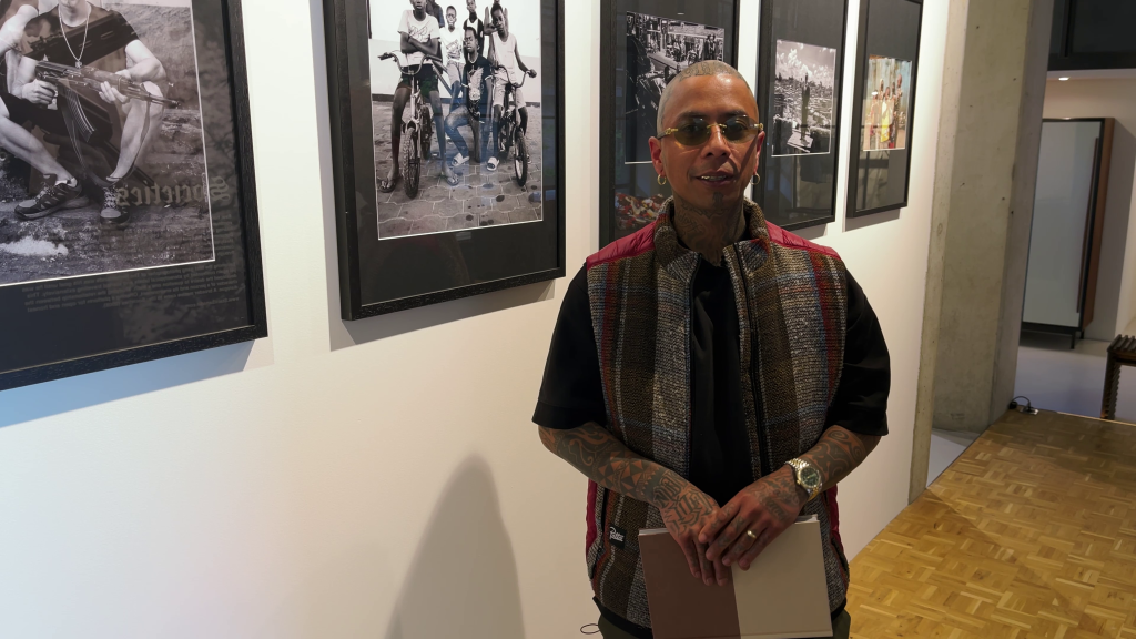 Stacii reisde als eerste gangster-fotograaf de wereld over en exposeert ...