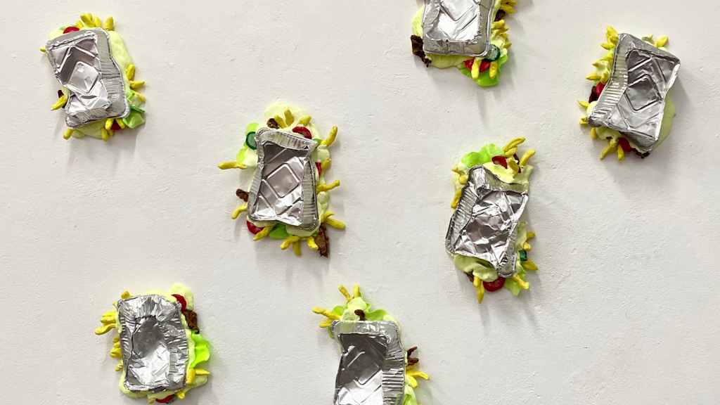 Kapsalon als kunst: Rotterdamse kunstenaar eert snack met eigen ...