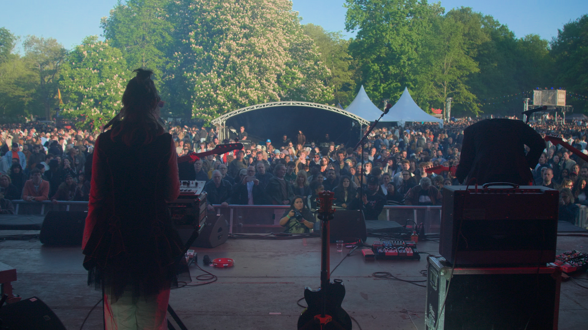 Rotterdamse band L’orne raakt gevoelige snaar op Bevrijdingsfestival ...