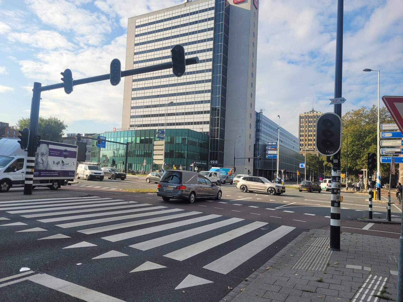 Verkeerschaos op kruispunt ’s-Gravendijkwal: stoplichten doen het niet - OPEN Rotterdam