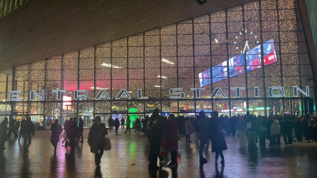 Kerstlichtjes aan bij Rotterdam Centraal: de Warme Winter Weken zijn ...