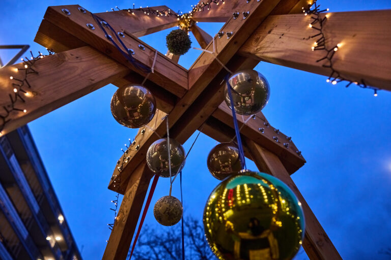 Duurzame buurtbomen van hout brengen kerstgevoel naar twintig ...