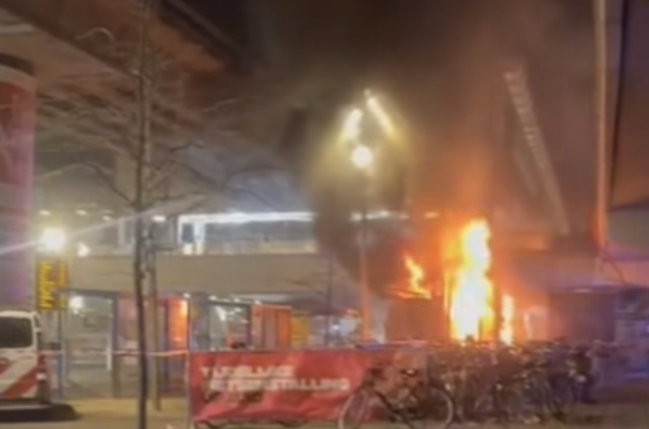 Patatkraam Bram Ladage op Zuidplein in vlammen op: flinke schade, maar ...