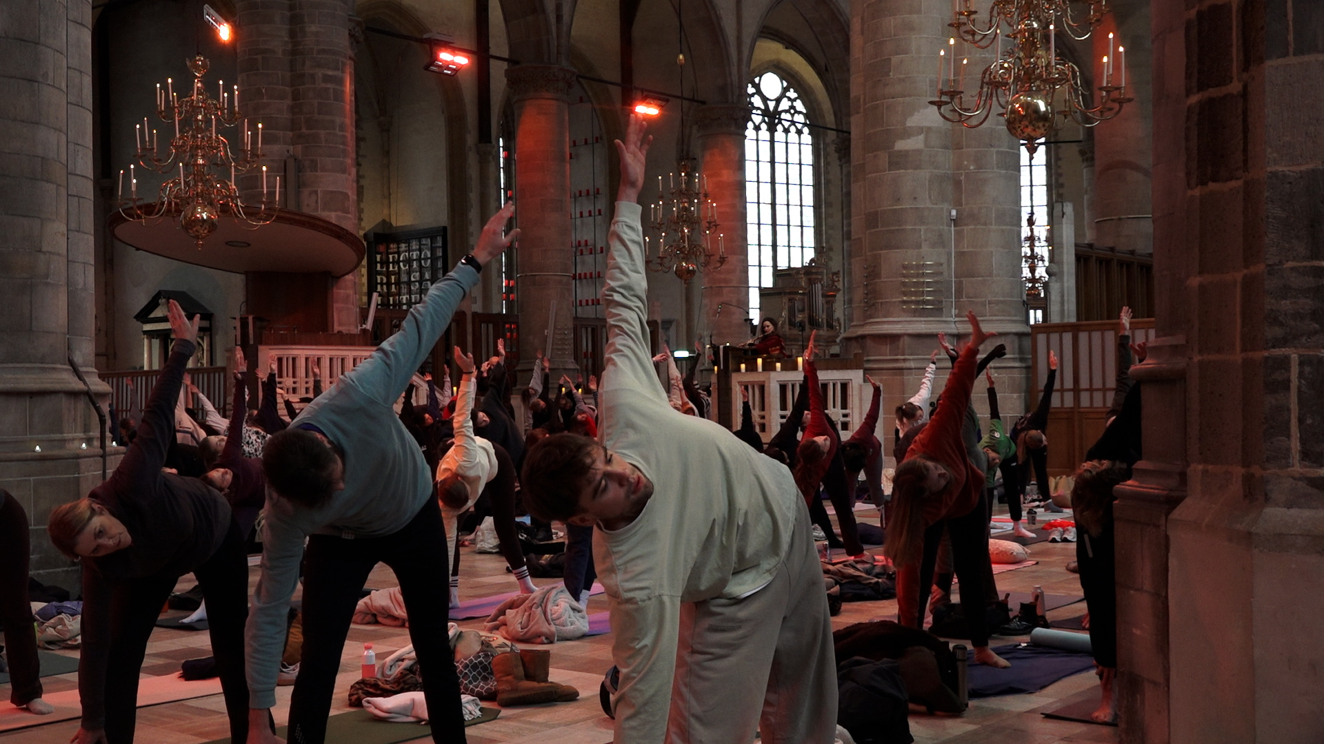 250 Rotterdammers beginnen het nieuwe jaar met yoga in de Laurenskerk ...
