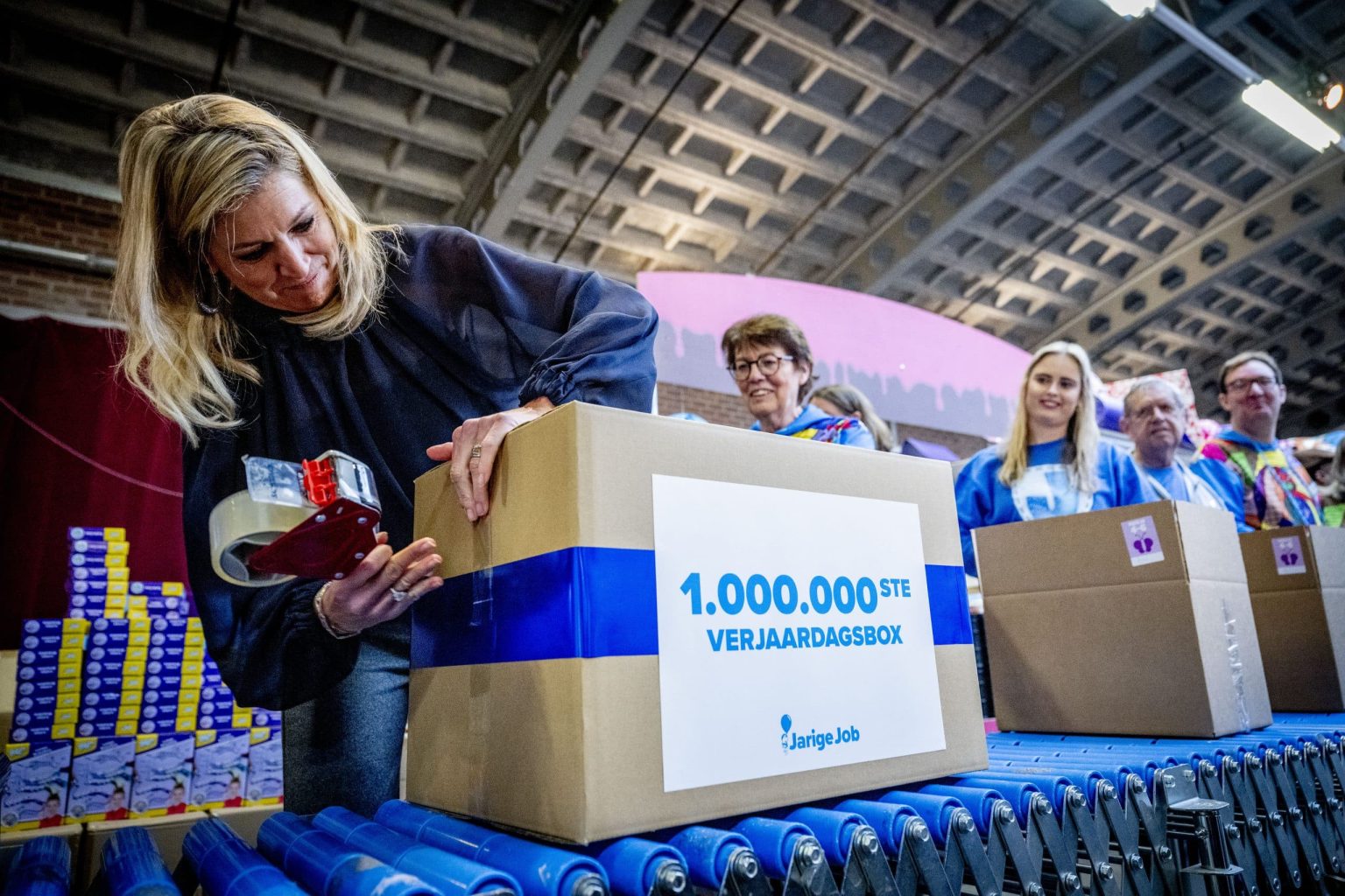 Koningin Máxima pakt miljoenste verjaardagsbox in bij Stichting Jarige ...