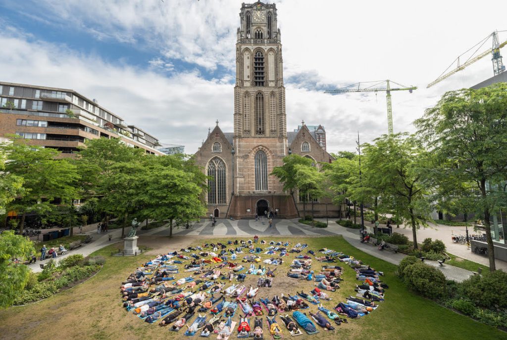 Honderden Rotterdammers kijken samen naar de lucht tijdens ...